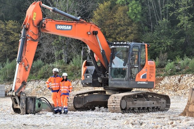 25 Real Examples of PPE in Construction (With Jobsite Scenarios ...